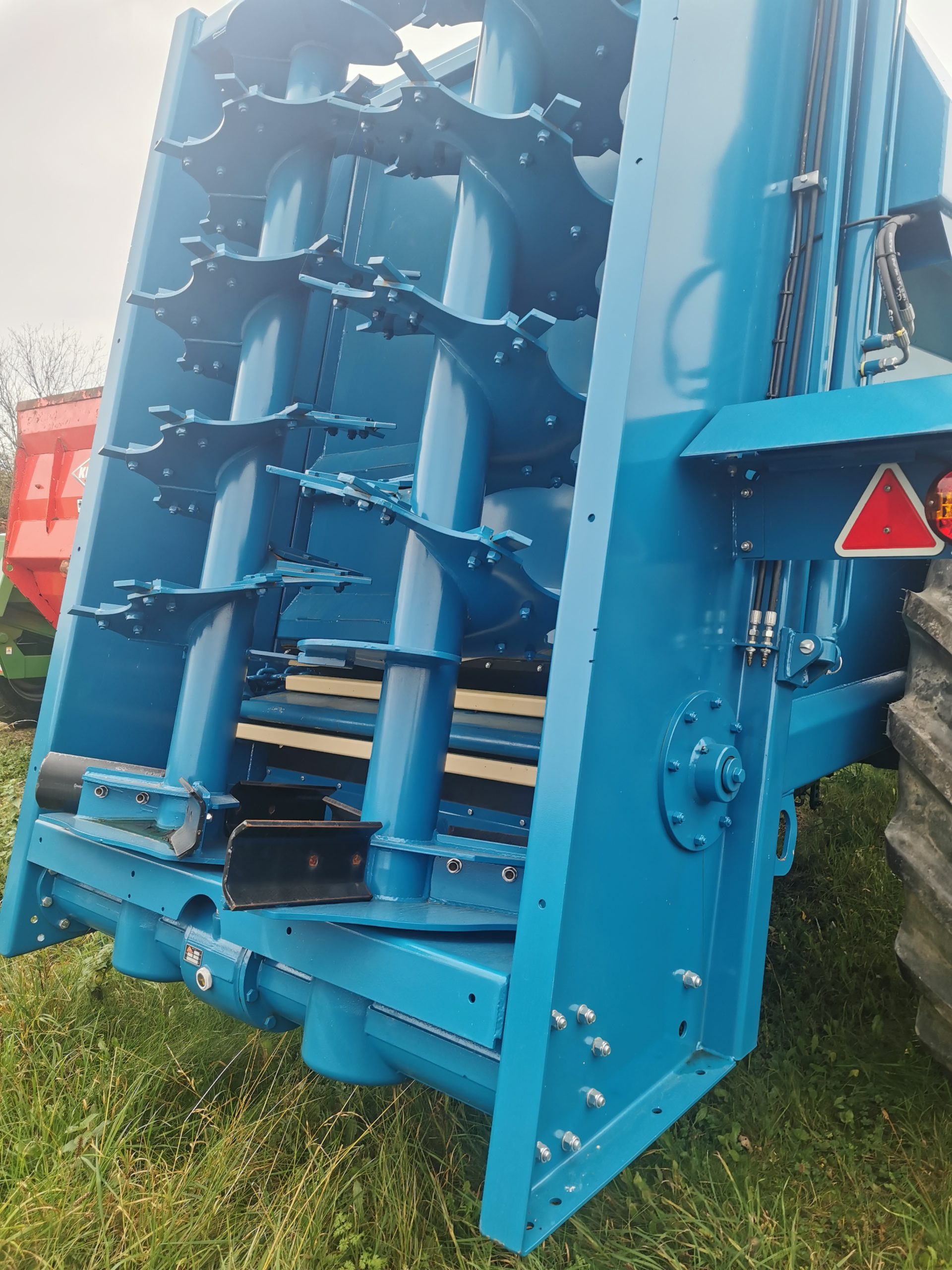 K Two 1000 rear discharge muck spreader for Hire - Michael Goulbourne ...